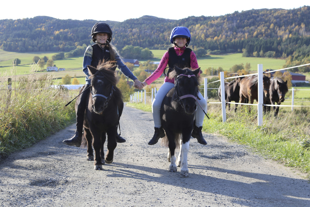 Thea (12) har trosset legens spådom om et liv i rullestol - takker hesten