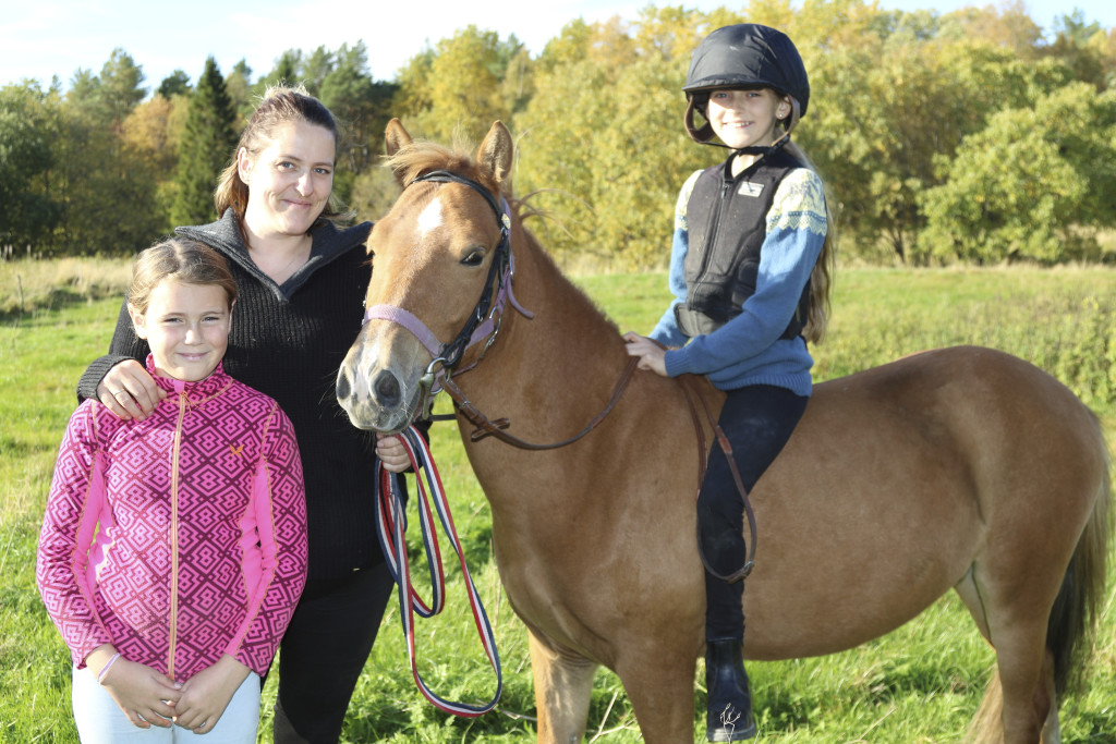 Thea (12) har trosset legens spådom om et liv i rullestol - takker hesten